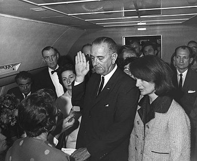 Cecil Stoughton, "Swearing in of Lyndon B. Johnson as President, Air ...