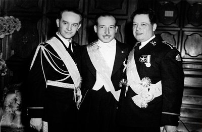 Viendo esto, Jorge Ubico renuncia el 1 de julio de 1944 y toman el ...