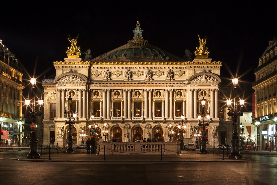 Fotografía 36: Vista exterior de la Opera de Paris en la noche ...