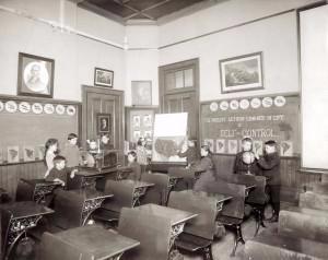 1905 First school museum opens in St. Louis.