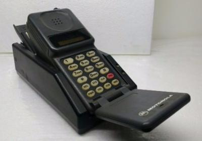 1990 - Motorola PT - 550 primeiro celular lançado no país.