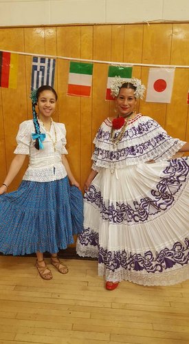 Mi hermana, Kiana Anderson, y mi prima, Nyssa Sobers en trajes típicos ...