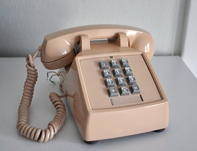 1963 → Se introduce el teléfono de tonos (teclado) , reemplazando al ...