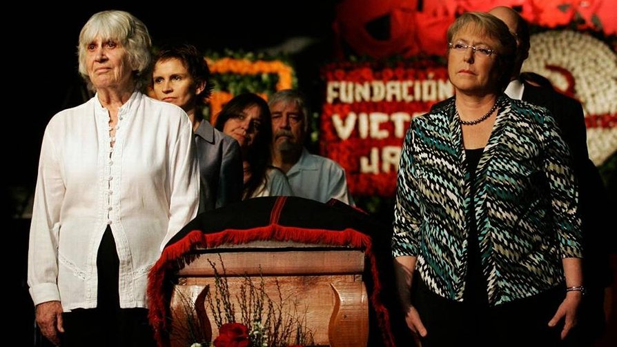 La presidenta de Chile, Michelle Bachelet y Joan Jara