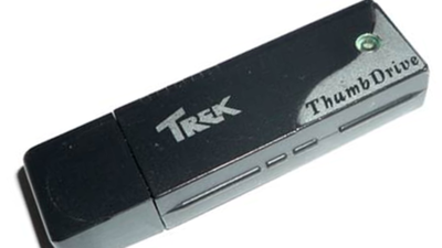 Treck Technology va crear una memoria USB anomenada Thumbdrive.