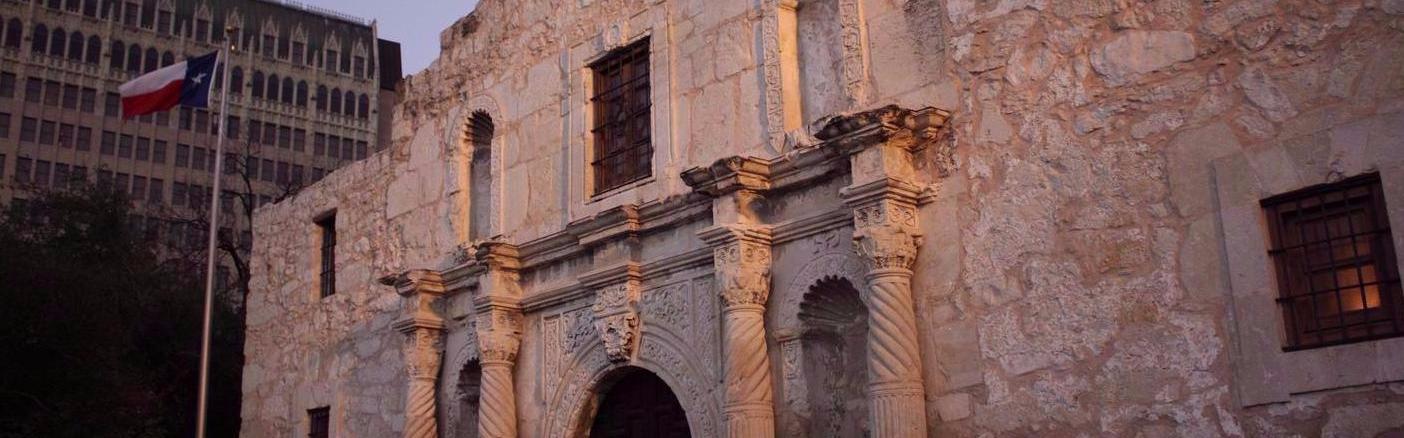 https://upload.wikimedia.org/wikipedia/commons/8/8a/The_Alamo_at_Dusk.jpg