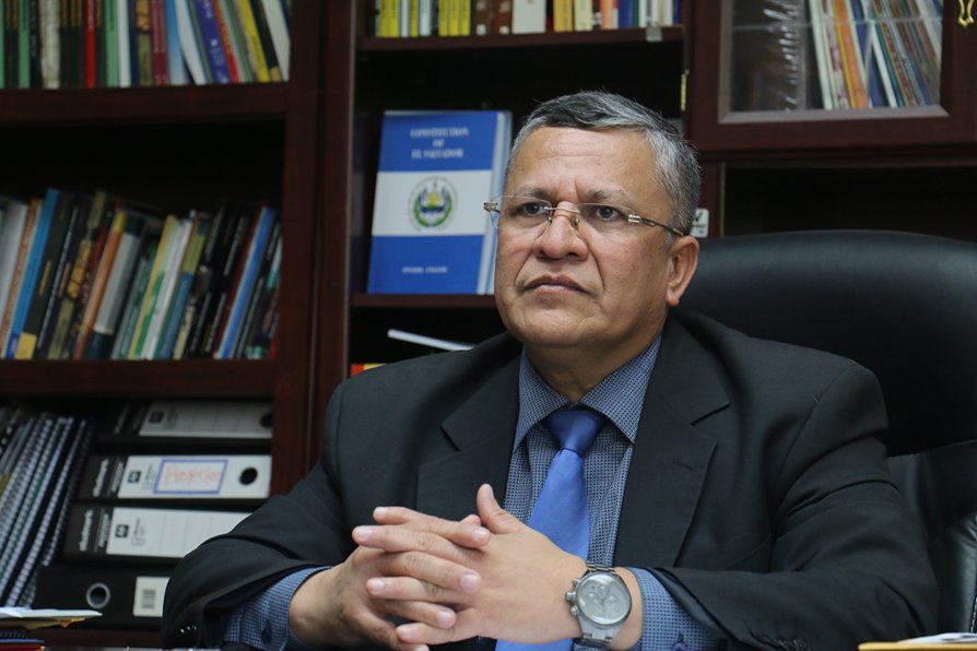 Roger Arias nuevo rector de la UES