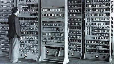 Năm 1943, ENIAC (Electronic Numerical Integrator And Computer) chiếc ...