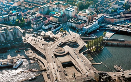 2003: Slussen står stort set uændret siden den opførtes i 1935 med sin ...