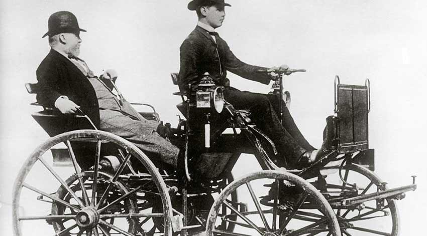 Invención del motor de combustión interna por Gottlieb Daimler.