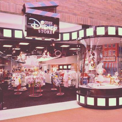 Se inaugura el primer Disney Store (28 de marzo de 1987).
