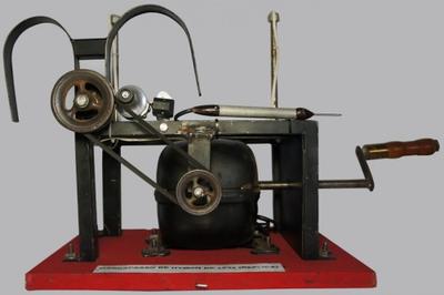 En 1932 , el fisiólogo estadounidense Albert Hyman construyó el primer ...