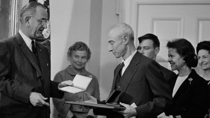 Oppenheimer recieving the Enrico Fermi Award in 1964
