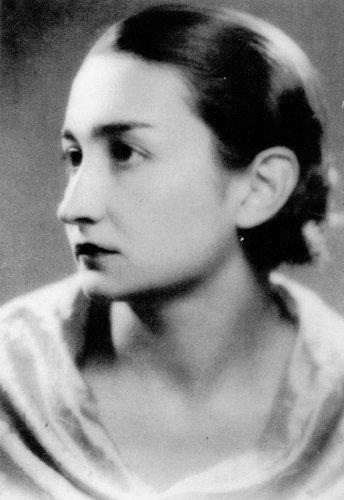 Ernestina de Champourcin nació en Vitoria el 10 de julio de 1905, en una familia católica y ...