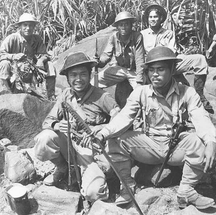 filipino soldiers holding a japanese sword.