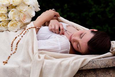 Juliet lying in her death bed.