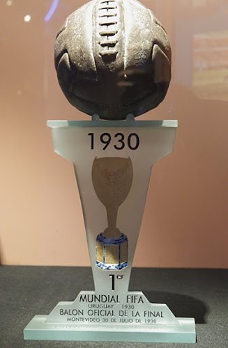 La Copa Mundial de Fútbol se celebró por primera vez en 1930 , cuando ...