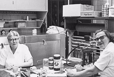 1951 - Margaret (Left) and George (Right) Gey in the culture labs.