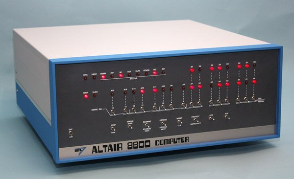 Aparece el Altair 8800, primer ordenador de sobremesa, con un ...