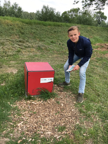 Hier moesten we op verschillende plekken op het eiland foto's maken bij ...