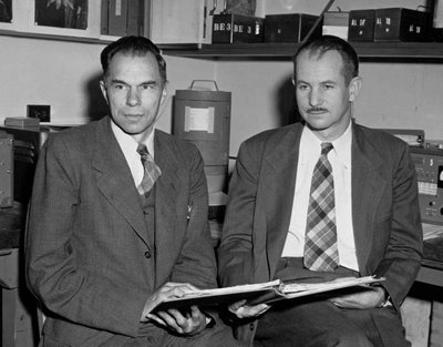 Edwin Mattison McMillan (n. 1907) y su colaborador el químico Philip ...