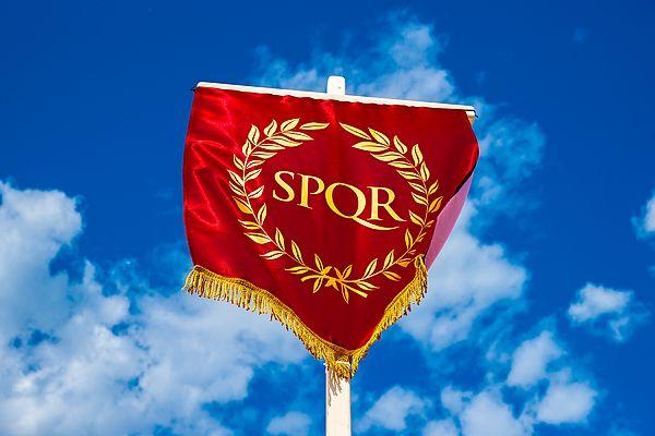 Insegna romana con i tipici colori rosso ed oro recante la scritta SPQR ...