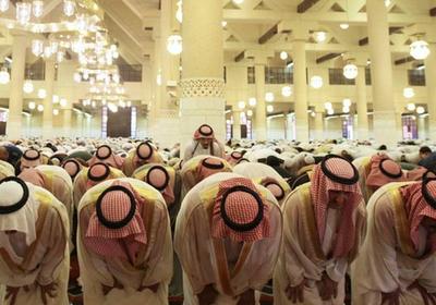 This picture shows Muslims praying or worshiping, they must do so 5 ...