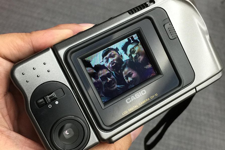 1995: aparece la casio qv10 la primera camara con pantalla incorporada