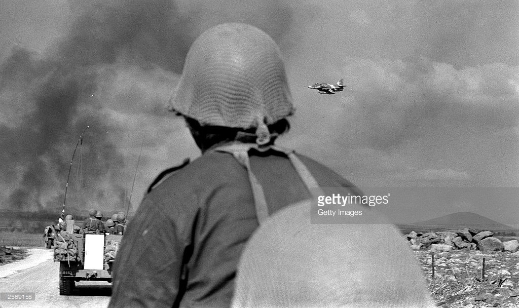 http://media.gettyimages.com/photos/israeli-infantry-advance-under-air ...