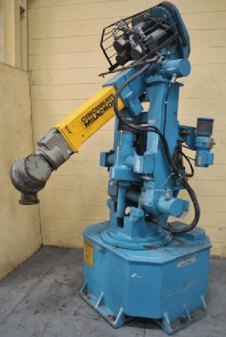 Cincinnati Milacron introdujo el robot T3 con control por computadora.