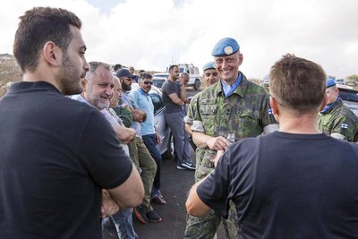 Komentaja Marko Hirsimäki keskustelee paikallisen pormestarin kanssa ...