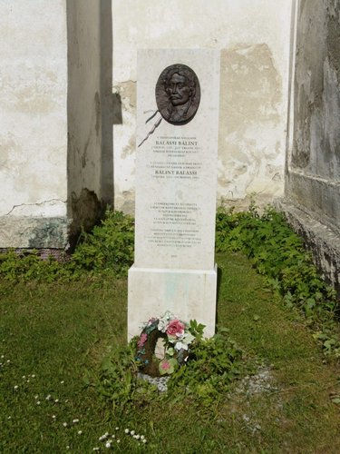 A Balassi család templomának oldalában áll a költő emlékoszlopa