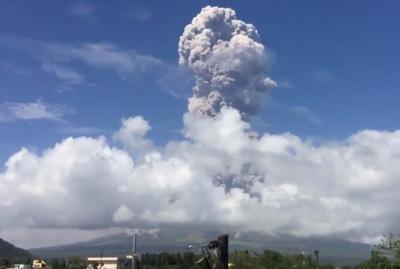 22 Jan 2018 A huge column of ash shoots up to the sky during the ...