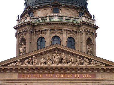 Timpanon: a nyeregtetős épületek háromszög alakú párkánnyal határolt ...