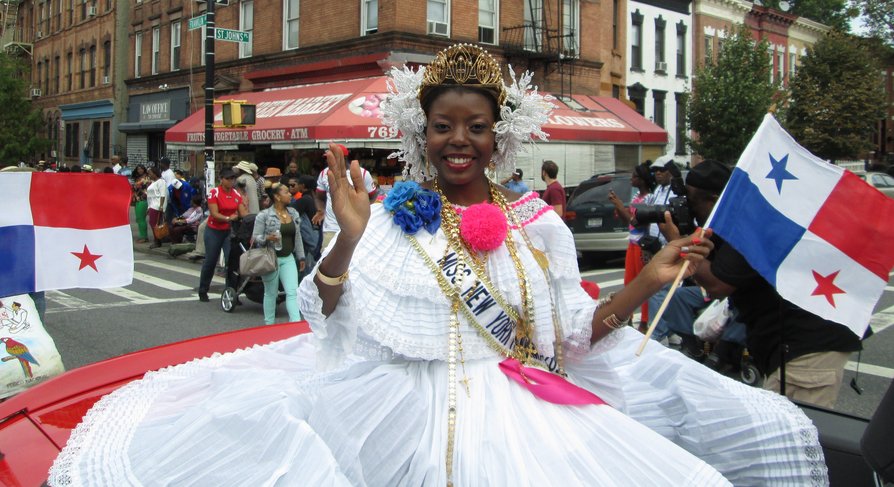 Una mujer vestida para el desfile del día panameño de 2018 en Crown ...
