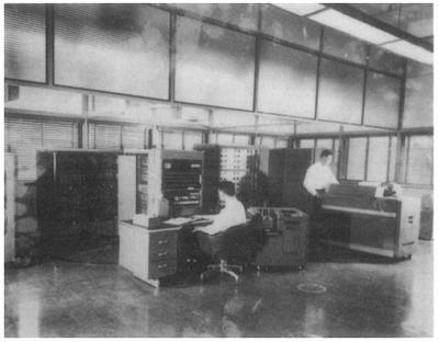 O computador IBM701 instalado nos laboratórios da General Motors ...