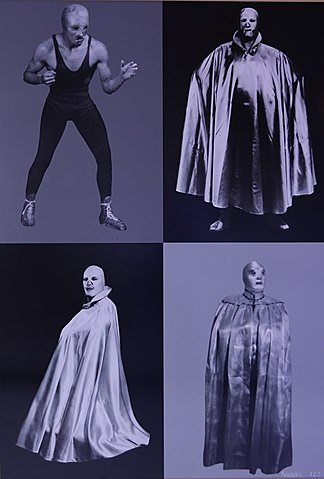 El Santo in his iconic costume and mask. (image credits: Wikimedia Commons)