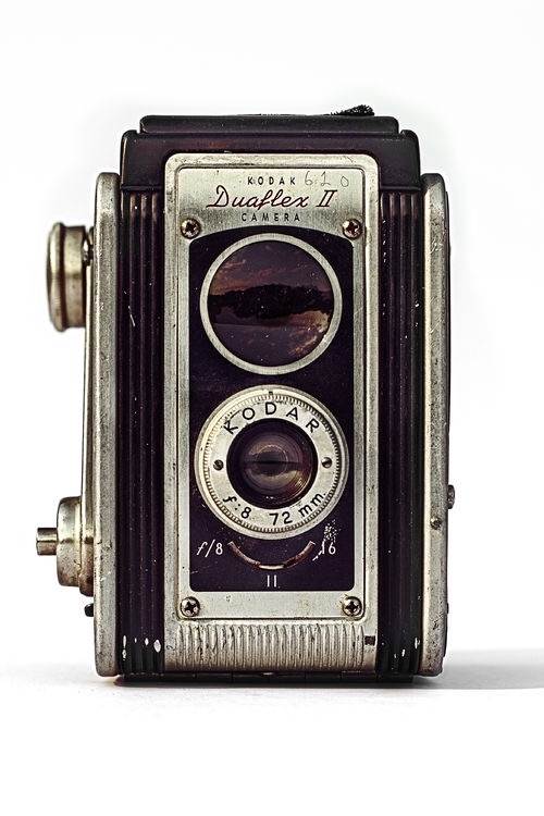 Primera cámara digital compacta con visor adaptado al nivel de los ojos.