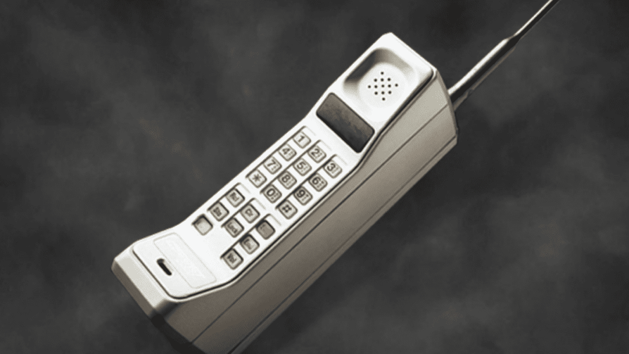 1983 creación del primer teléfono celular