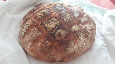 Turn off the oven, take the pot and empty it Here the "pagnotta". It is ...