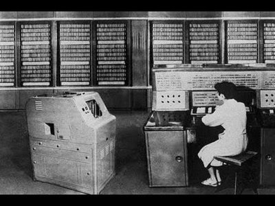 La primera generación de software inicio en 1950 y finalizo en 1965.