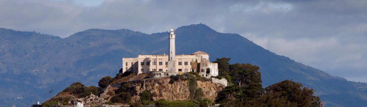 https://upload.wikimedia.org/wikipedia/en/0/01/Alcatraz_Island_at ...