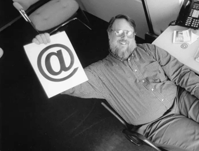 1971 Ray Tomilson envía el primer EMAIL de la historia, permitiendo la ...