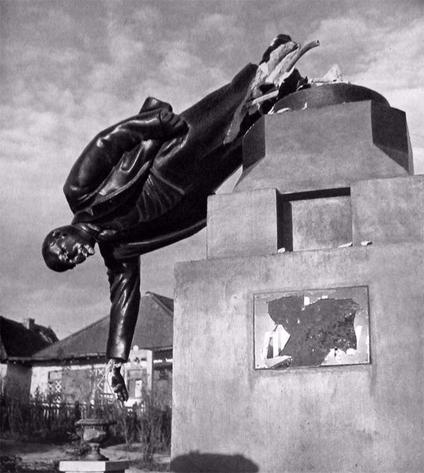 Lenin Statue falling