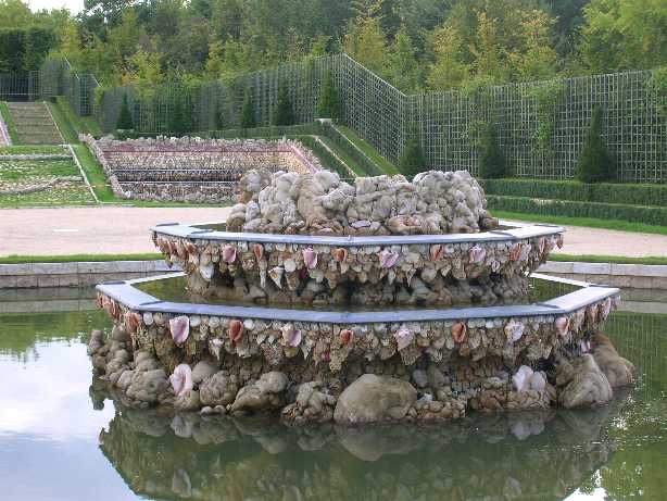 esempio di fontana con incrostazioni con conchiglie pietre e finte ...