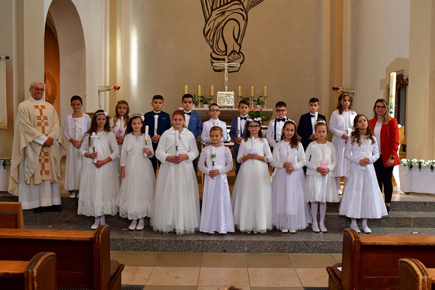 •Kroz cijelo slavlje očituje se jedinstvo sabrane zajednice i to u ...