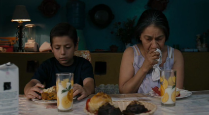 Carlitos vive en México con su abuela enferma, cuando su mamá vive en ...