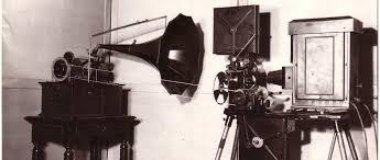 1913: CAÑON KINETOPHONE: Primer proyector de EPSON.