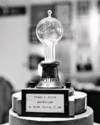 Em 1879 Joseph Swan e Thomas Edison desenvolveram, independentemente, o ...
