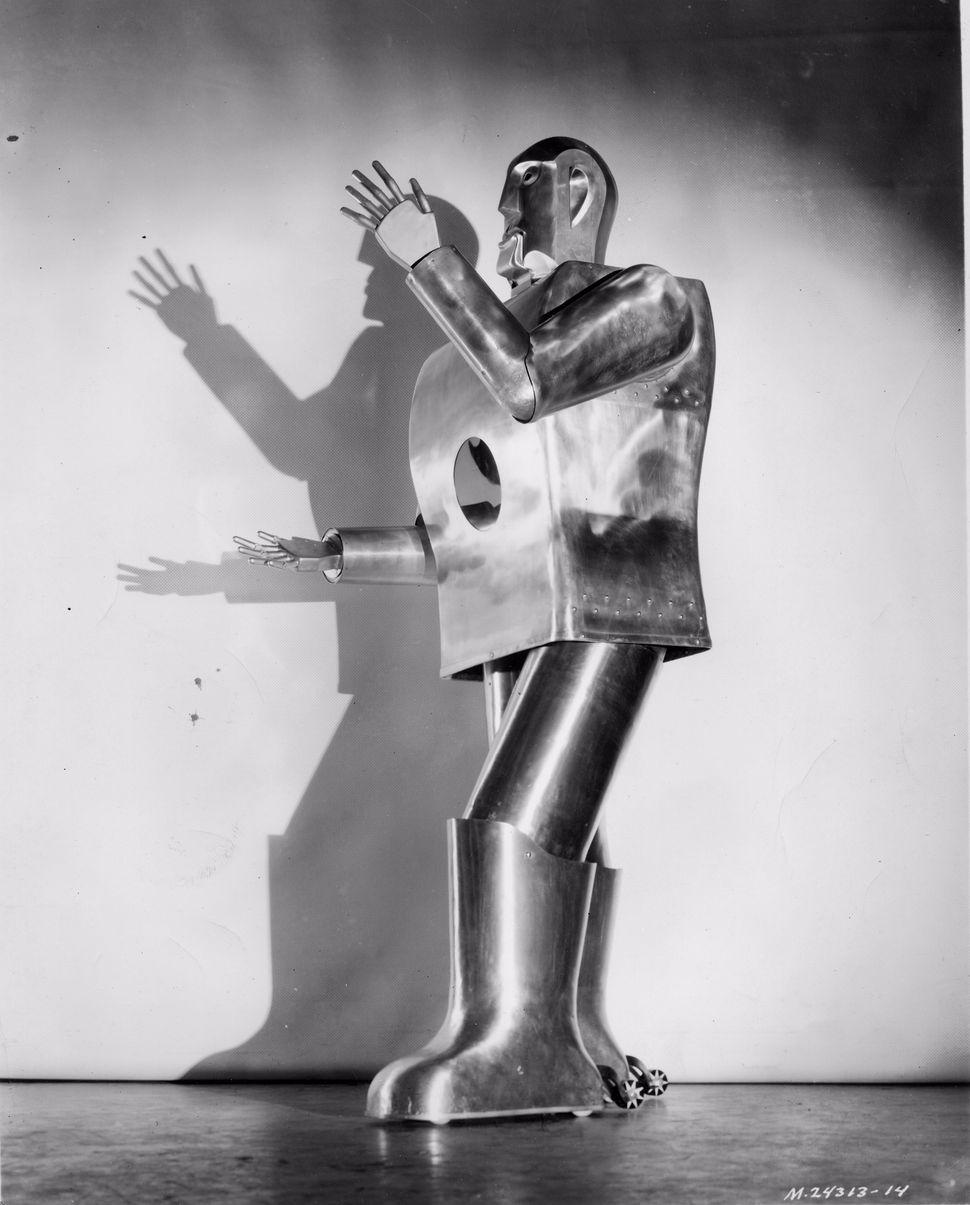 Se llamaba Elektro y fue el primer robot construido, tenía forma humana ...